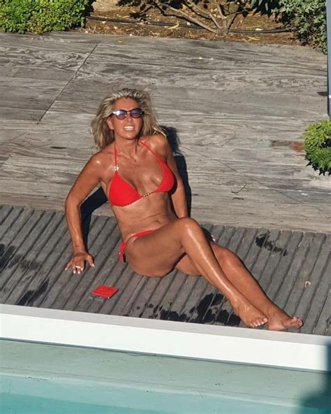 Photo Caroline Margeridon Profite Du Soleil Au Bord De La Piscine