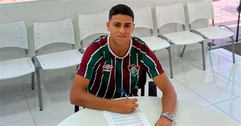 Atacante Gustavo Oliveira De 16 Anos Assina Primeiro Contrato