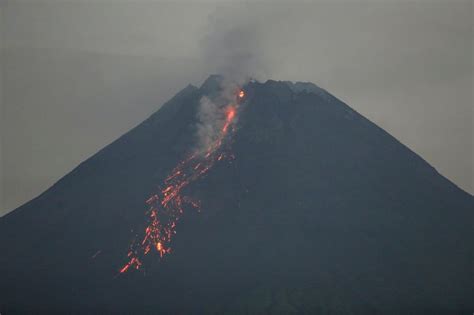 Awan Panas Guguran Gunung Merapi Meluncur Sejauh 1 200 Meter