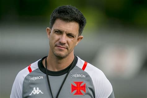777 tenta convencer Vasco a manter Barbieri mas diretoria se reúne