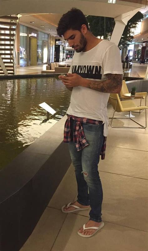 Fashion In Flip Flops Jeans Ropa De Hombre Ropa De Moda Hombre