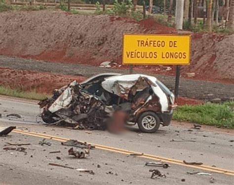Homem morre em acidente entre carro e micro ônibus na Raposo Tavares em