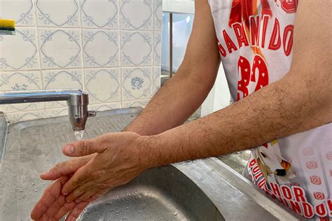 Festival de Parintins Veja dicas para higienizar as mãos de forma