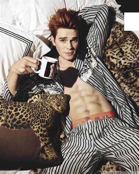 KJ Apa Luce Una Actitud Relajada Para GQ Australia