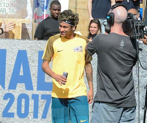 Ap S Brigar Em Treino Neymar Toma Atitude Dr Stica Sobre Destino