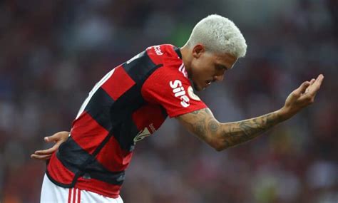 Preparador físico de Sampaoli dá soco no rosto de Pedro após vitória do