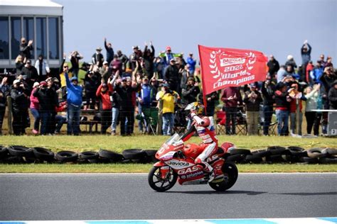 Izan Guevara hace historia y se proclama campeón del Moto 3 en