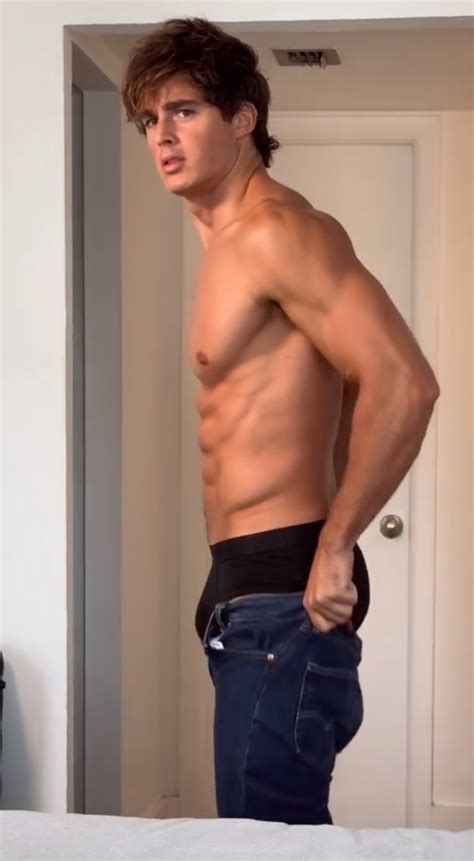 Pietro Boselli Si Spoglia E Resta Il Slip Video In Mutande BitchyX