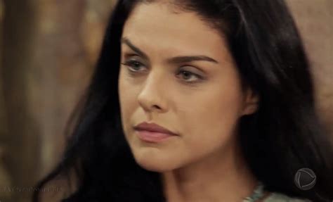 Foto Samara Paloma Bernardi leva um oficial de Canaã para sua tenda
