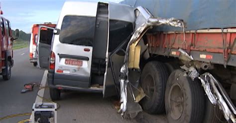 G1 Acidente Entre Carreta E Van Deixa 10 Mortos Em Estrada Na Bahia