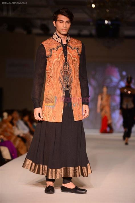 Model Walk For Tarun Tahiliani Modern Mughals Show For Sahachari