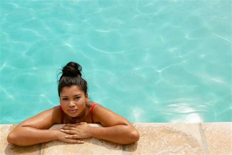 Donna In Bikini Che Si Rilassa Su Un Tubo Gonfiabile Nella Piscina Al