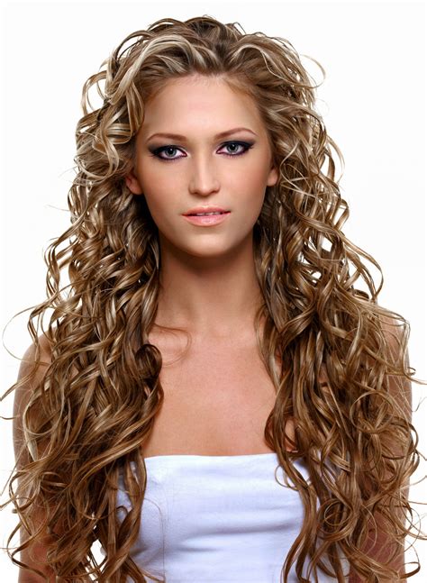 Sehr lange Haare mit wilden Locken und Strähnchen Schöne Frisuren für