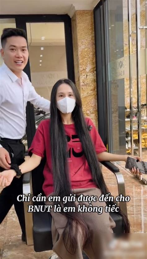 Cô gái cắt phăng mái tóc nuôi 15 năm để tặng cho bệnh nhân ung thư