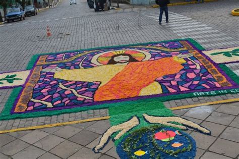 A BELA TRADIÇÃO DOS TAPETES DE CORPUS CHRISTI Hilneth Correia