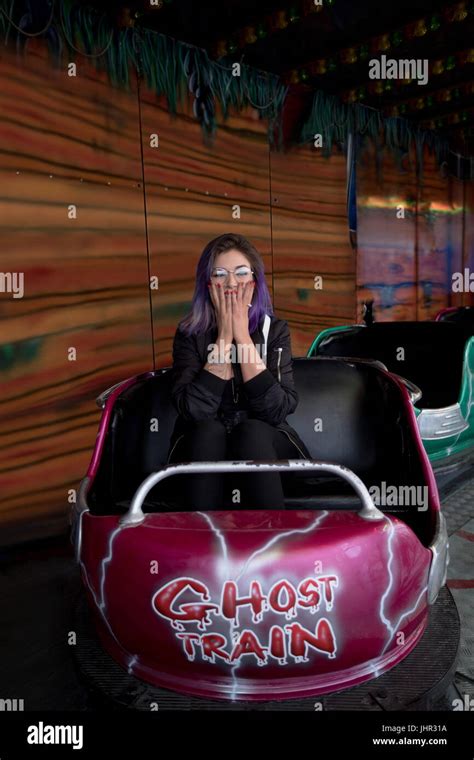 Erregte Frau Sitzen Im Autoscooter Im Freizeitpark Stockfotografie Alamy