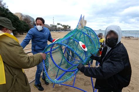 Bari Ex Vandali Si Scusano E Riparano Il Pesce Mangia Plastica Un