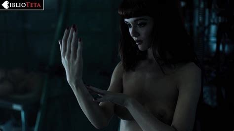 Hannah Rose May Desnuda En Altered Carbon 1x10 La BiblioTeta