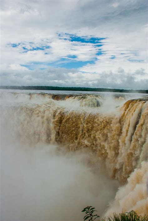 Las Cataratas Del Iguaz En La Frontera De La Argentina Y Del Brasil