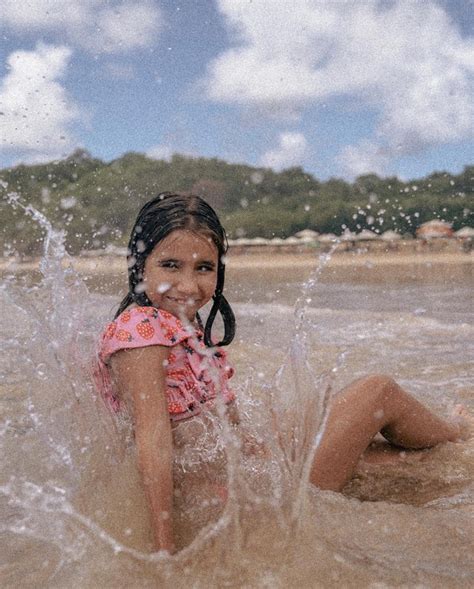 Deborah Secco posta cliques de biquíni a filha em Noronha
