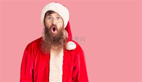 穿着圣达克萨斯服装长胡子的英俊年轻红头男子以惊讶的表情恐惧和兴奋的脸高清图片下载 正版图片504198208 摄图网