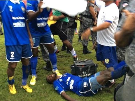 G1 Jogador é agredido na cabeça e desmaia durante final do Amazonense