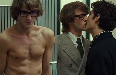 Os franceses Gaspard Ulliel e Louis Garrel incríveis na cinebiografia