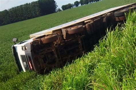 CAMINHÃO tomba na BR 060 entre Paraíso das Águas e Chapadão do Sul