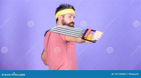Tente Esticar O Exerc Cio Desportista Que Treina Esticando O Expansor