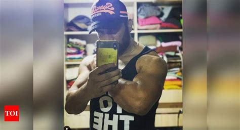 Coronavirus Lockdown Sharad Kelkar Flaunts His Chiselled Body As He