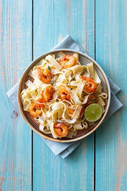 Fettuccine de pâtes dans une sauce crémeuse aux crevettes citron vert