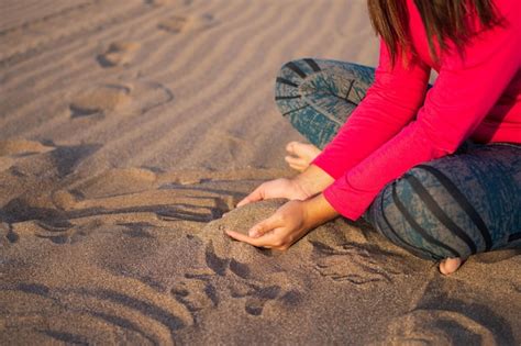 Premium Photo Unrecognizable Brunette Latina Woman Holding Sand In Her Hands From The Dunes Of
