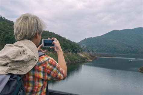 Joven Caminante Usa Smartphone Para Tomar Una Foto Disfrute Viajando