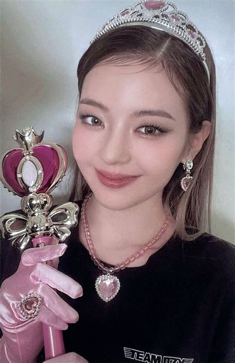 Checkmate Checkmate Photocard Lia Itzy Venus Pearl Earrings Crown