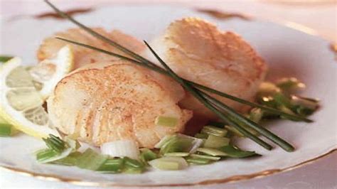 Cyril Lignac dévoile sa recette spéciale de Saint Jacques rôties