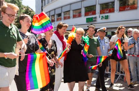 Se Bildene Fra Oslo Pride Paraden Her Melk Honning