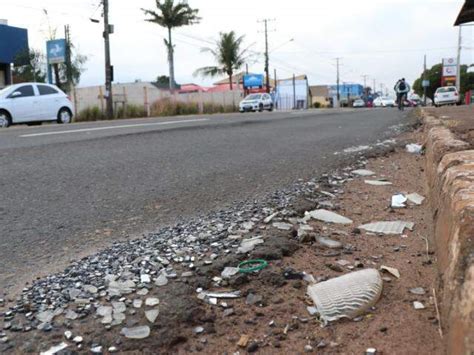 Motorista bêbado bate em carros parados em 2 locais foge e é preso