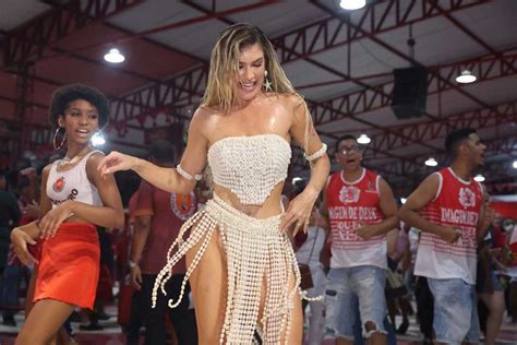 Lore Improta mostra samba no pé e corpão em ensaio de Carnaval