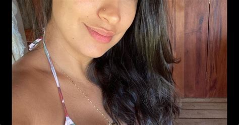 De biquíni Simone exibe barriga de gravidez em viagem ao Ceará