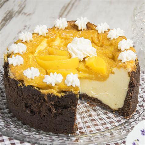 Käsekuchen mit Schokoboden und leckeren Pfirsichen