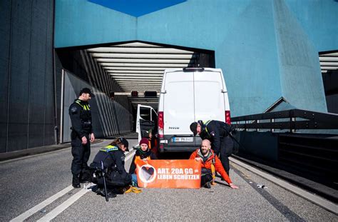 Protest in Hamburg Klimaaktivisten blockieren Elbtunnel und Elbbrücken