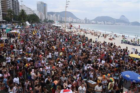 Parada do Orgulho LGBT do Rio reúne milhares de pessoas em Copacabana