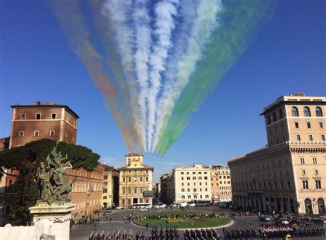 Le Frecce Tricolori Sfrecciano Su Roma Lo Spettacolo In Cielo La