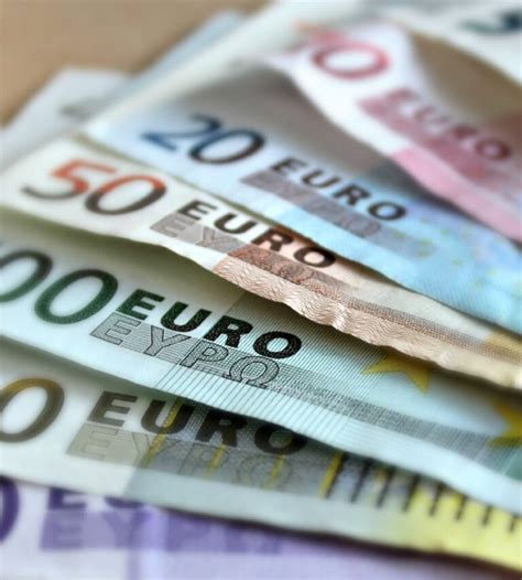 P Aca Minimalna W Irlandii Ile Wynosi I Komu Przys Uguje