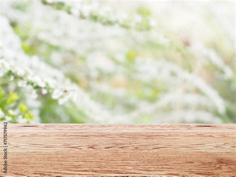 自然の緑が背景で木目のある木のテーブルの背景画像 Illustration Stock Adobe Stock