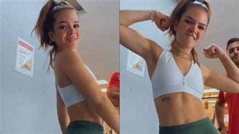 Mel Maia vira de costas e dá close em bumbum na nuca em shortinho a vácuo