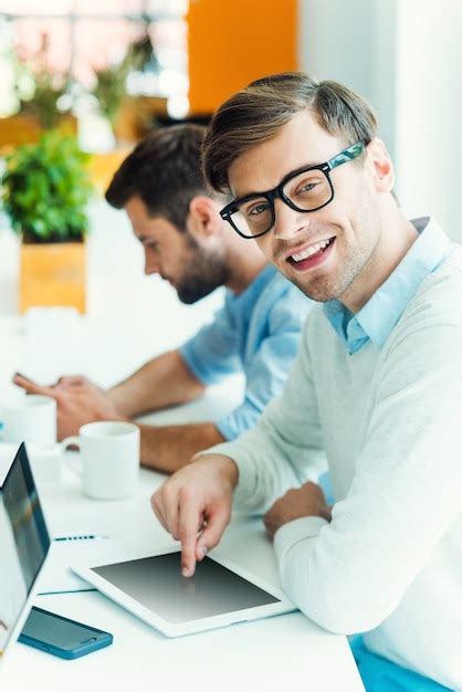 Las tecnologías inteligentes hacen la vida más fácil hombre joven