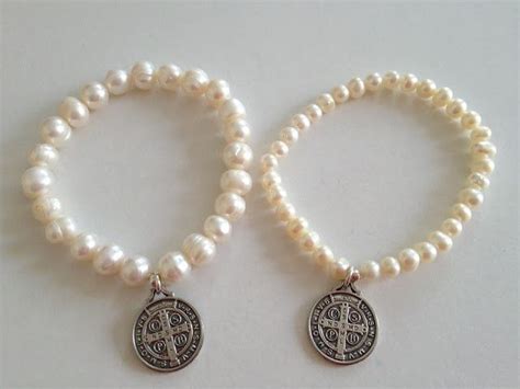 Bonita pulsera elaborada en perlas de rió y la medalla de San Benito