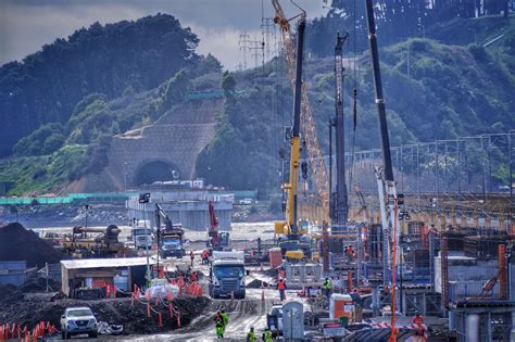 Colocan primeras vigas sobre pilotes en el lecho del río del proyecto