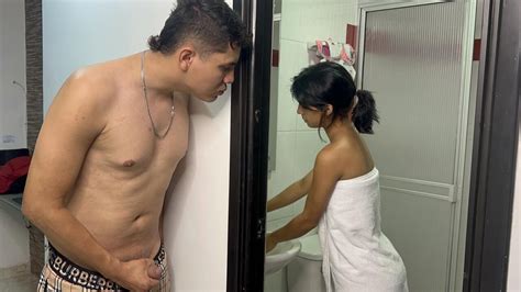 배다른 여동생이 목욕하는 모습을 보며 자위하다가 입에 사정할 때까지 존나게 섹스합니다 xHamster